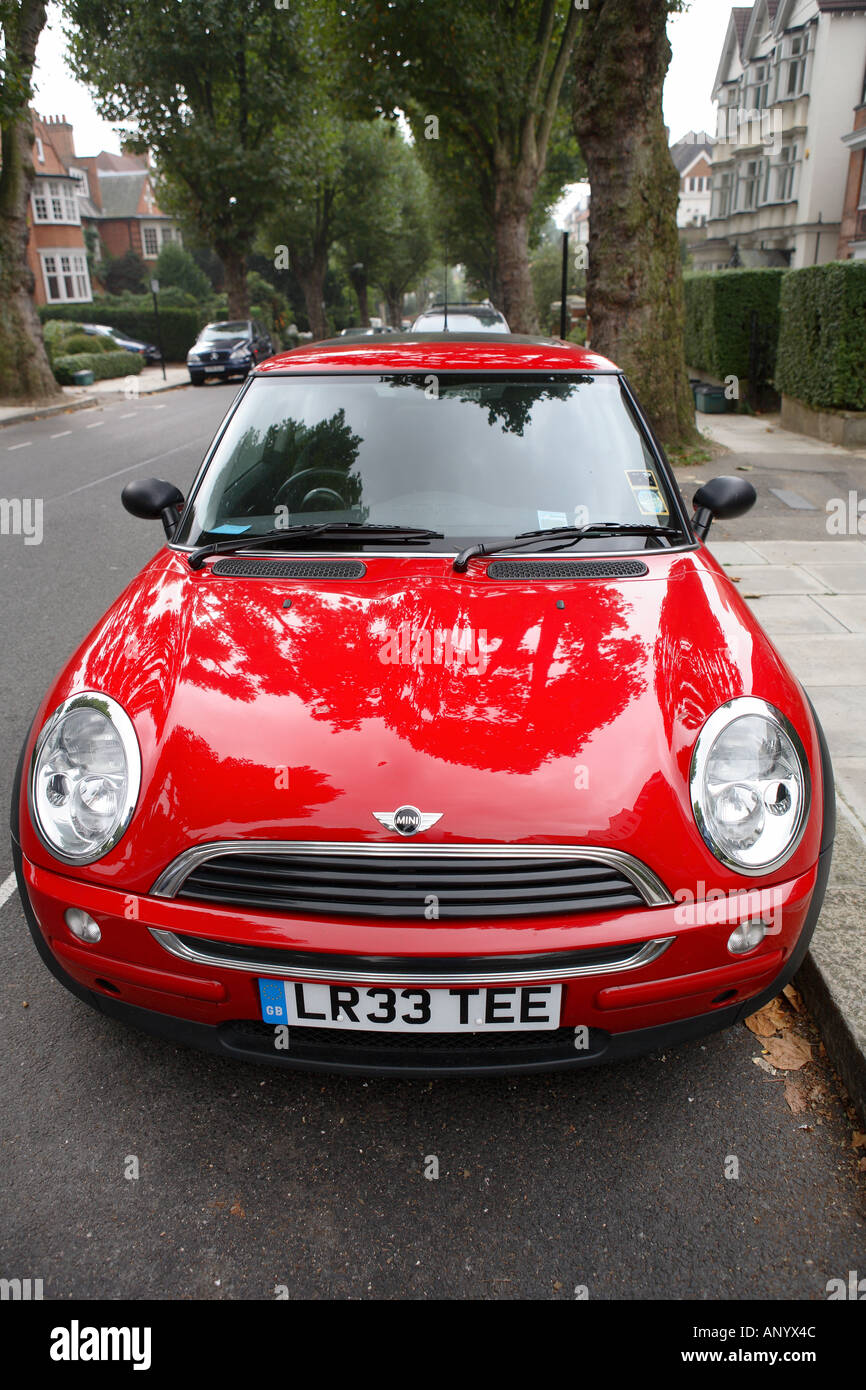 Rotes mini auto -Fotos und -Bildmaterial in hoher Auflösung – Alamy