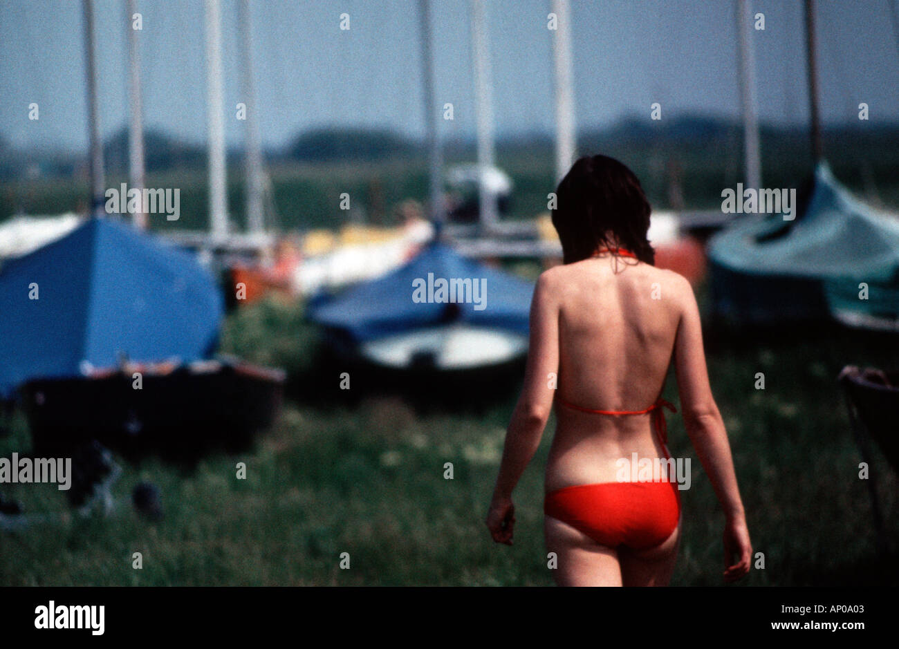 Schlankes mädchen im bikini -Fotos und -Bildmaterial in hoher Auflösung – Alamy