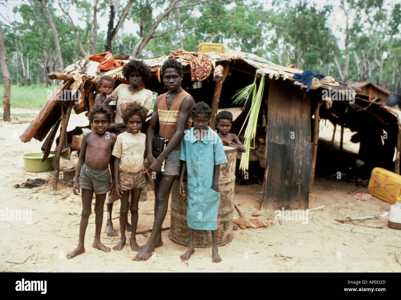 Neben ihrer Rinde Hütte in der Nähe von Mormega Arnhem Land NT ...