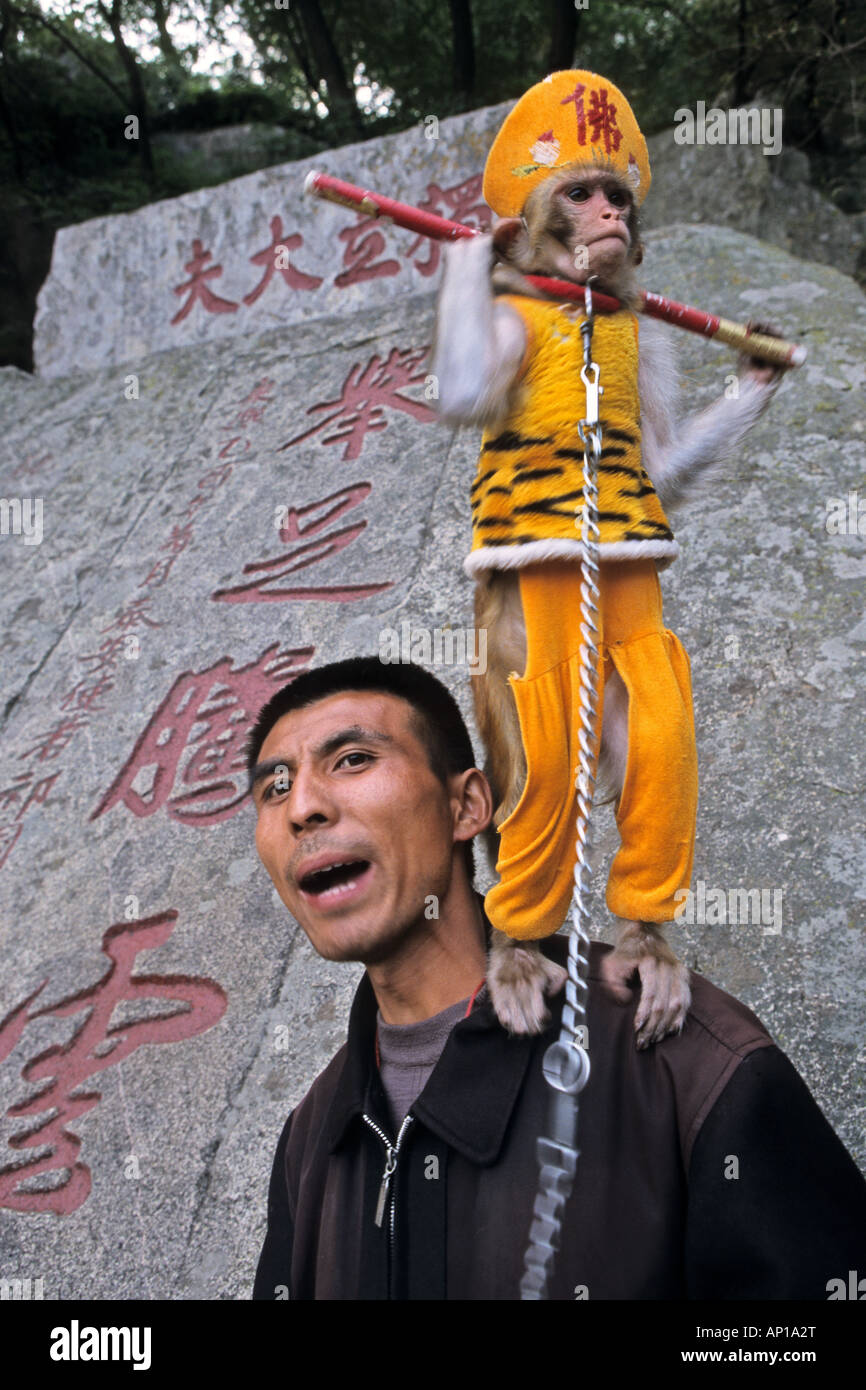 Mann mit Affe, Affe ist gekleidet wie der Affenkönig Sun Wukong, Mount ...