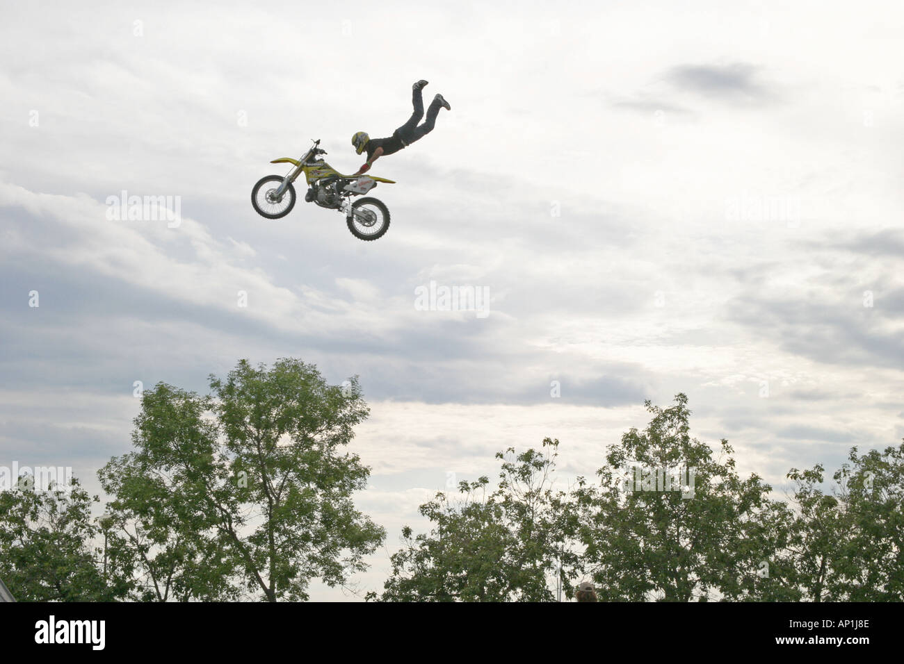 Motorrad akrobatik -Fotos und -Bildmaterial in hoher Auflösung – Alamy