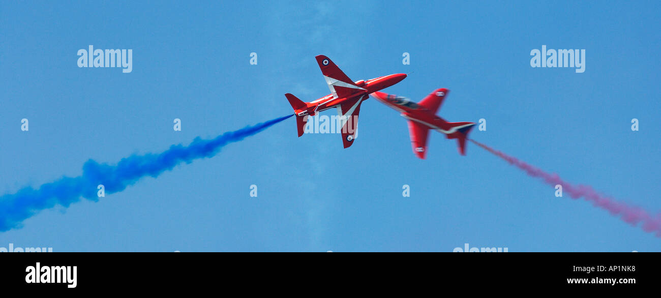 Rote pfeile kreuzen sich -Fotos und -Bildmaterial in hoher Auflösung ...