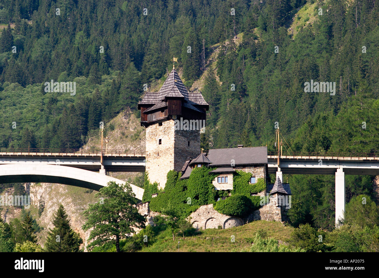 Burg Falkenstein in Obervellach in Kärnten Österreich Stockfotografie ...