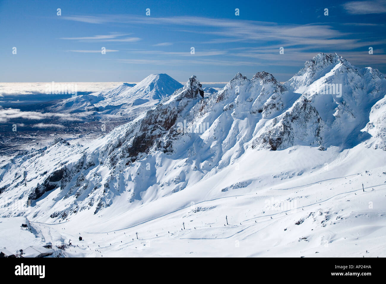 Whakapapa Skifield Mt Ruapehu und Mt Ngauruhoe Abstand Tongariro ... Whakapapa Skifield Mt Ruapehu und Mt Ngauruhoe Abstand Tongariro ...