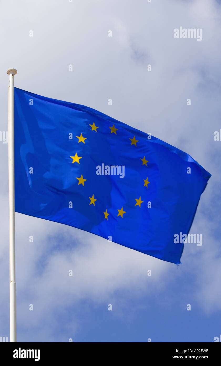 Eu fahne -Fotos und -Bildmaterial in hoher Auflösung – Alamy