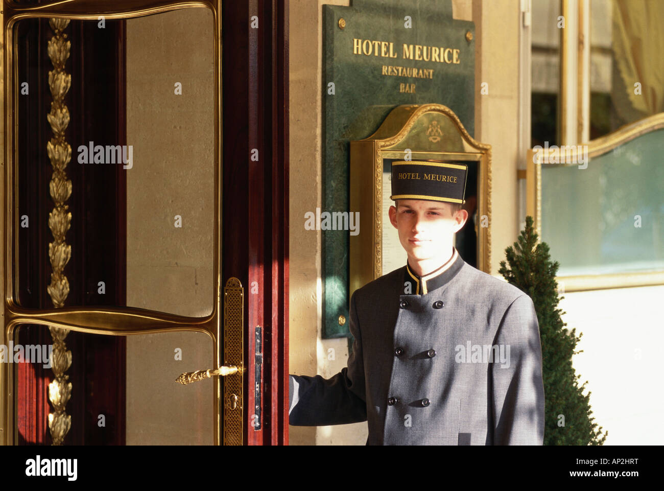 Portier, Hotelpagen Holding Tür zu öffnen, Hotel Meurice, Paris ...