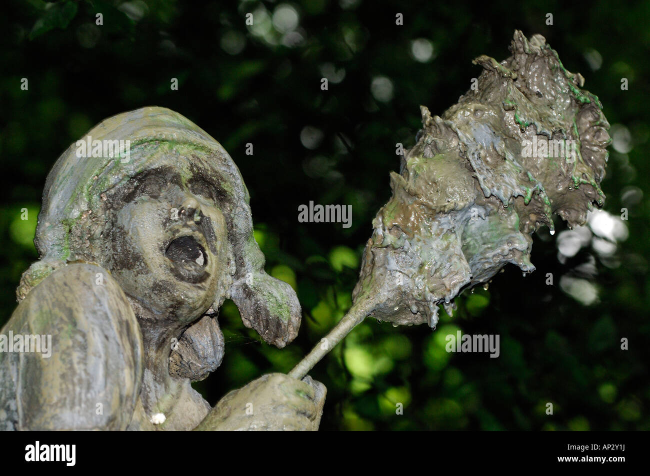 eine groteske Statue aus Stein in einem Landhaus Garten in ...