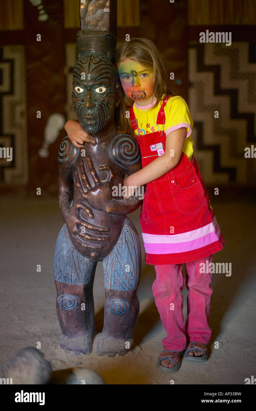 Mädchen mit Facepainting (wie ein Maori Moko, Tatoo), Skulptur aus Holz ...
