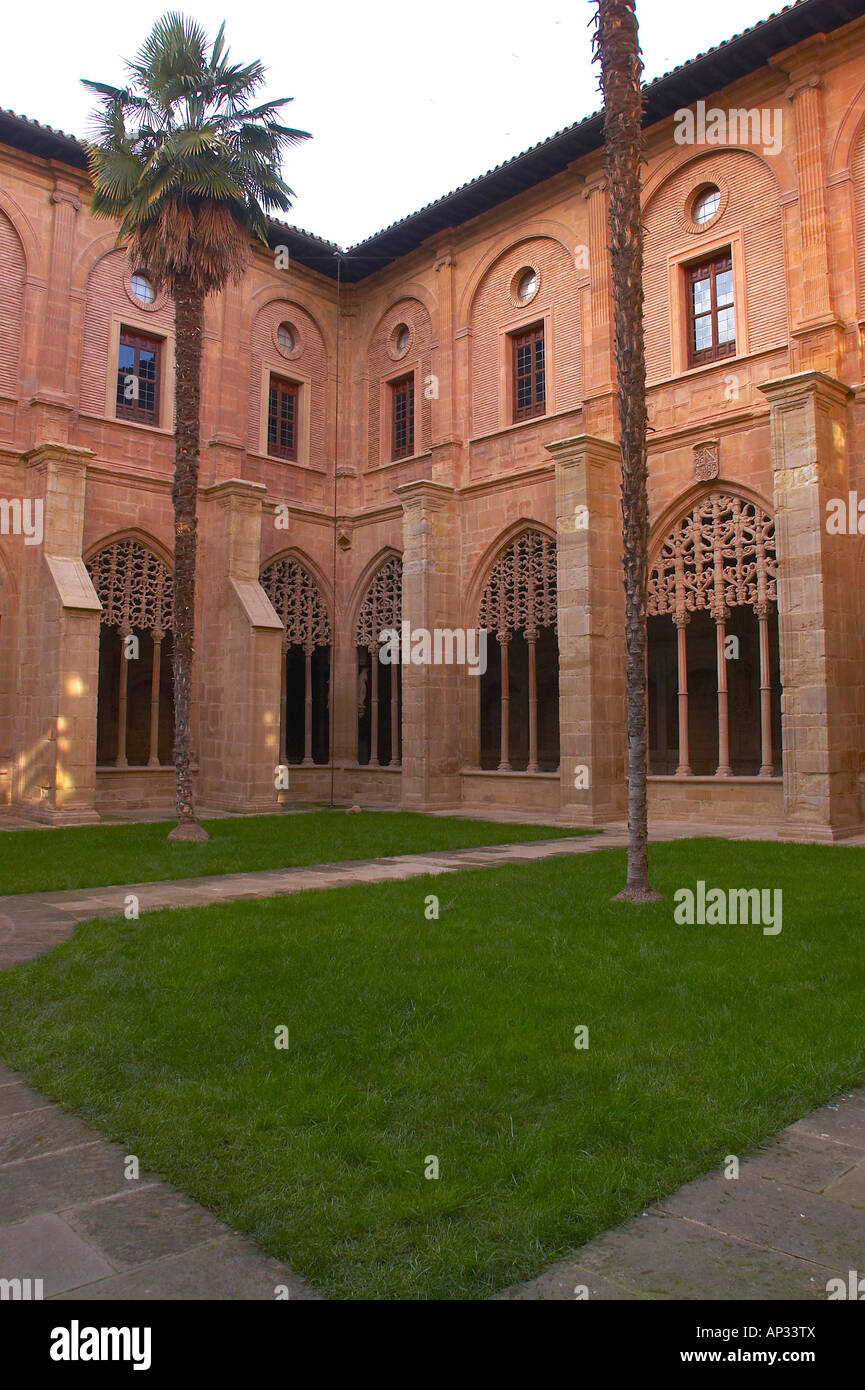 Außenansicht des Klosters Kloster Monasterio de Santa María la Real ...