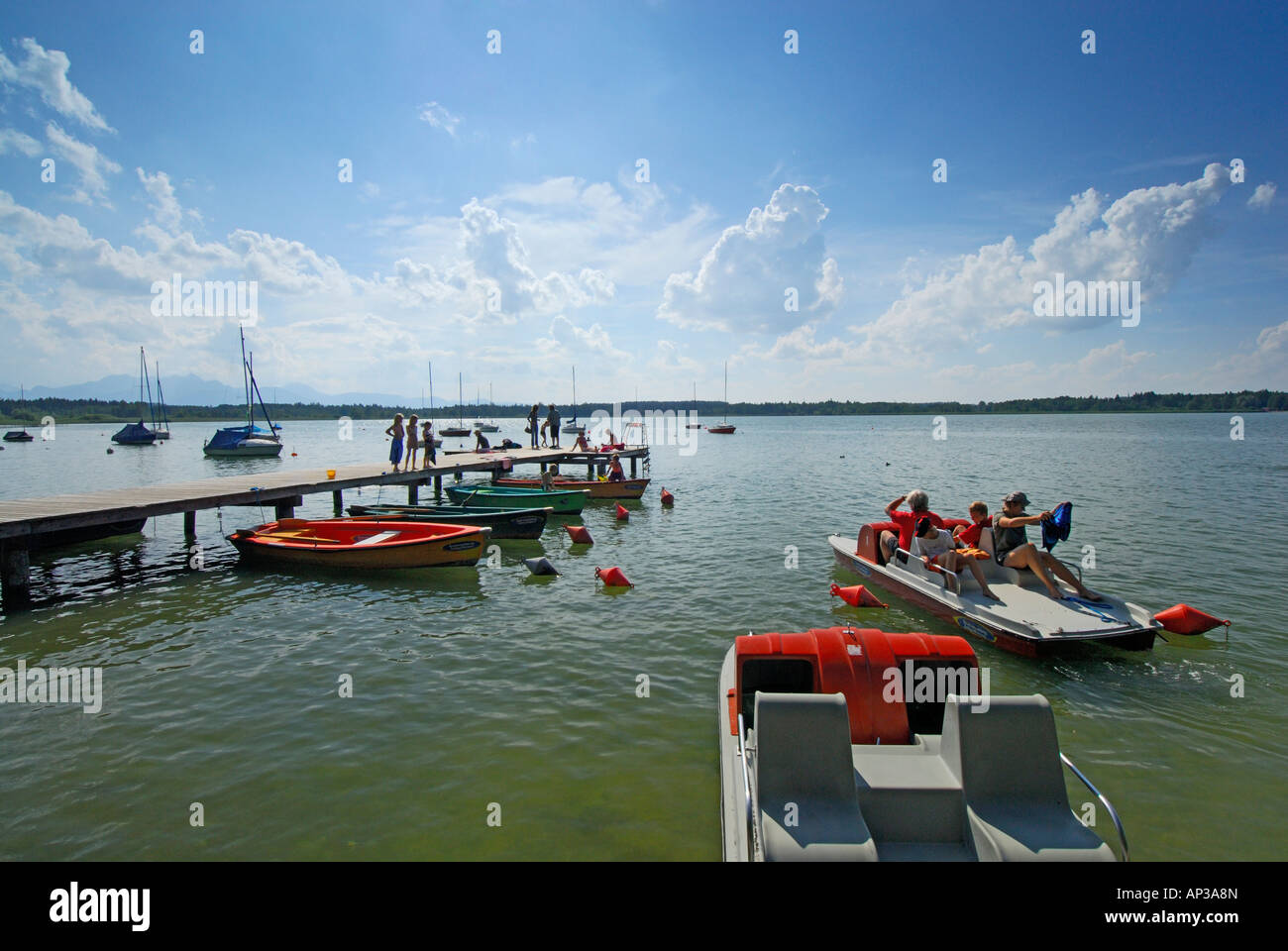 Tretboot kind -Fotos und -Bildmaterial in hoher Auflösung – Alamy