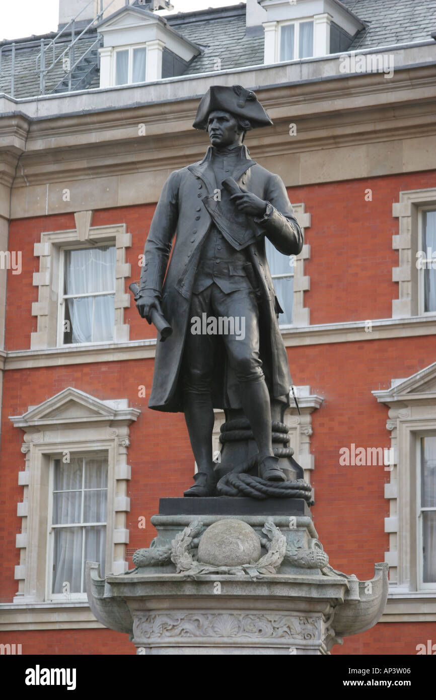 Captain Cook-Statue in London England, in der Nähe von Admiralty House ...
