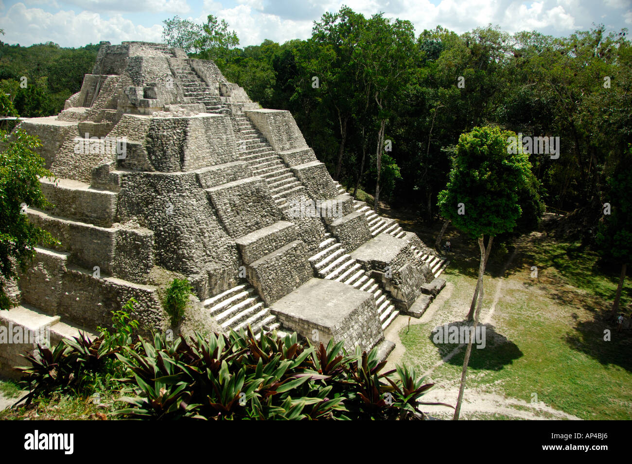 Mittelamerika, Guatemala, Yaxha. Klassische Maya-Pyramide von Dschungel ...