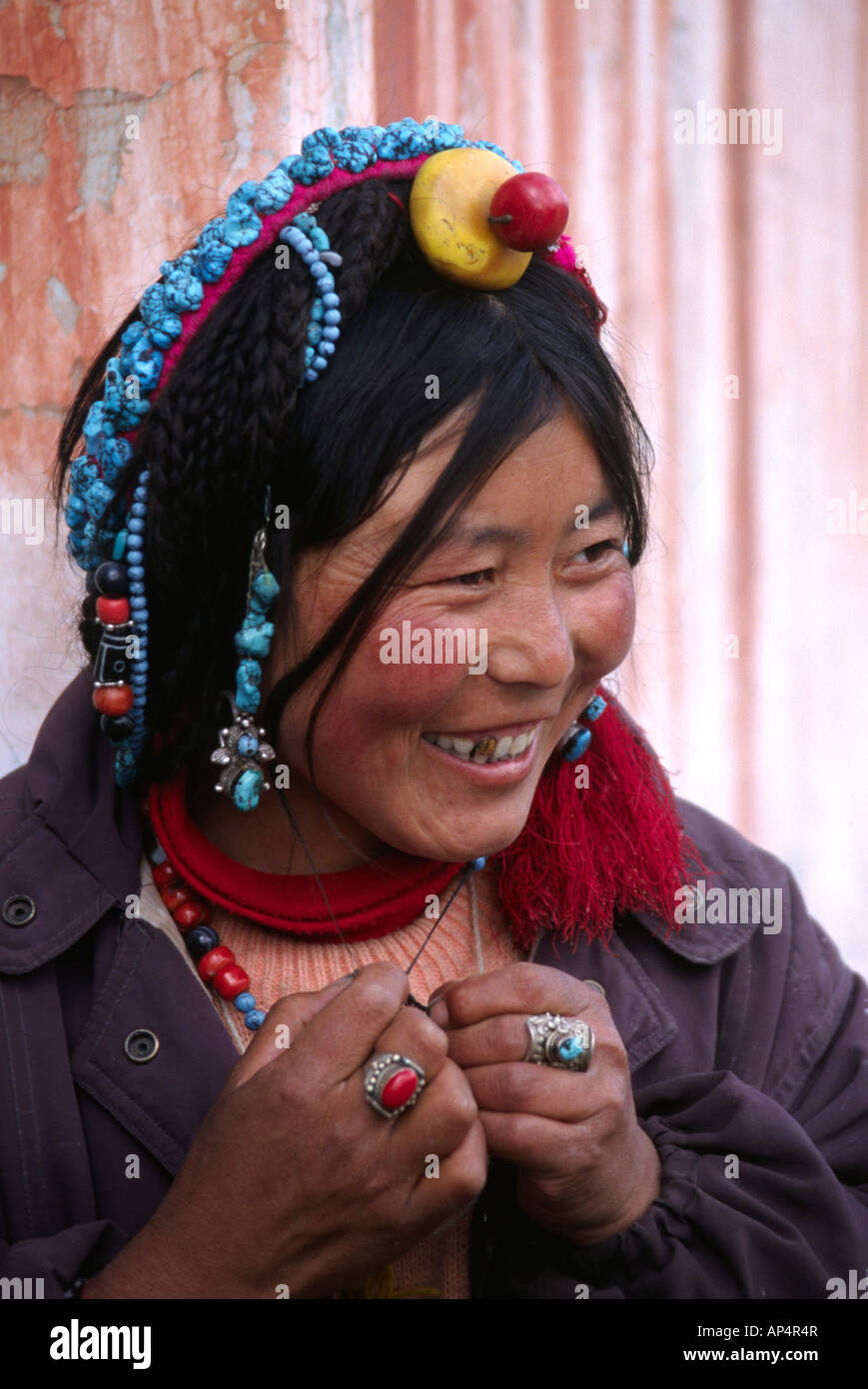 Tibetan woman smiling lhasa -Fotos und -Bildmaterial in hoher Auflösung ...