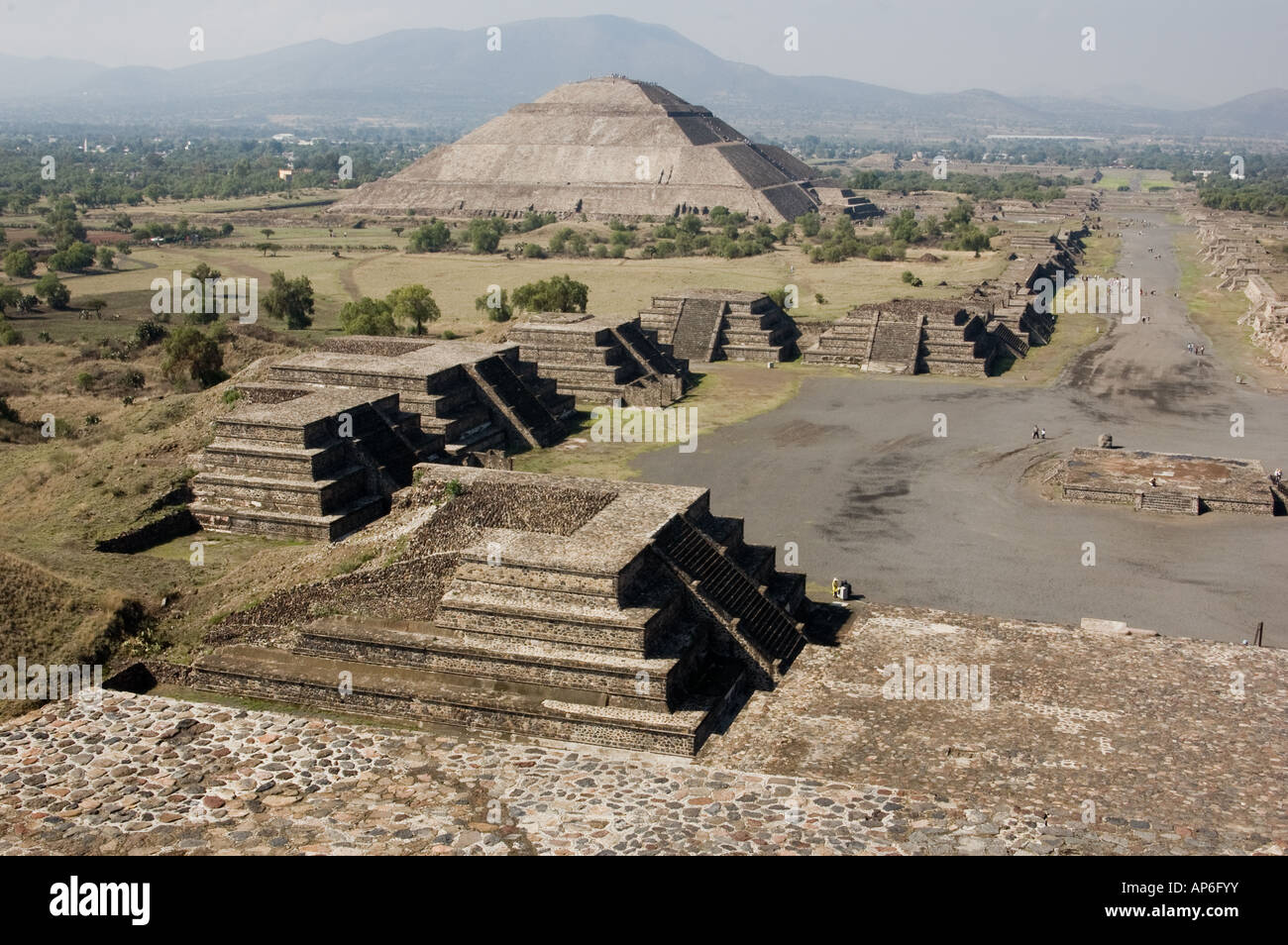 Die Pyramiden und Tempel der antiken Stadt Teotihuacan in Mexiko. Blick ...