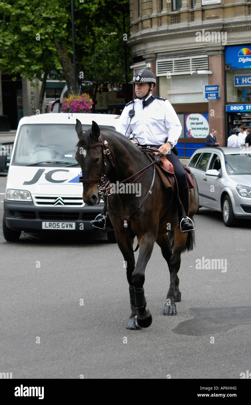 Berittene Polizisten und Pferd im Stadtzentrum von London, England ...