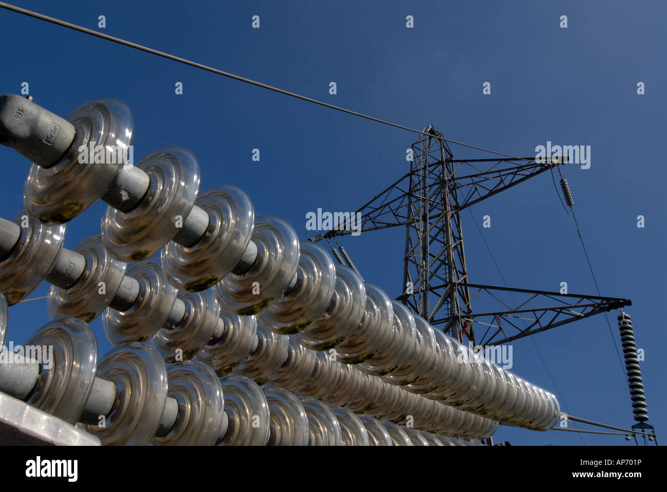 eine hohe Spannung Strom Pylon Tragkraft Leitungen und Kabel für ...