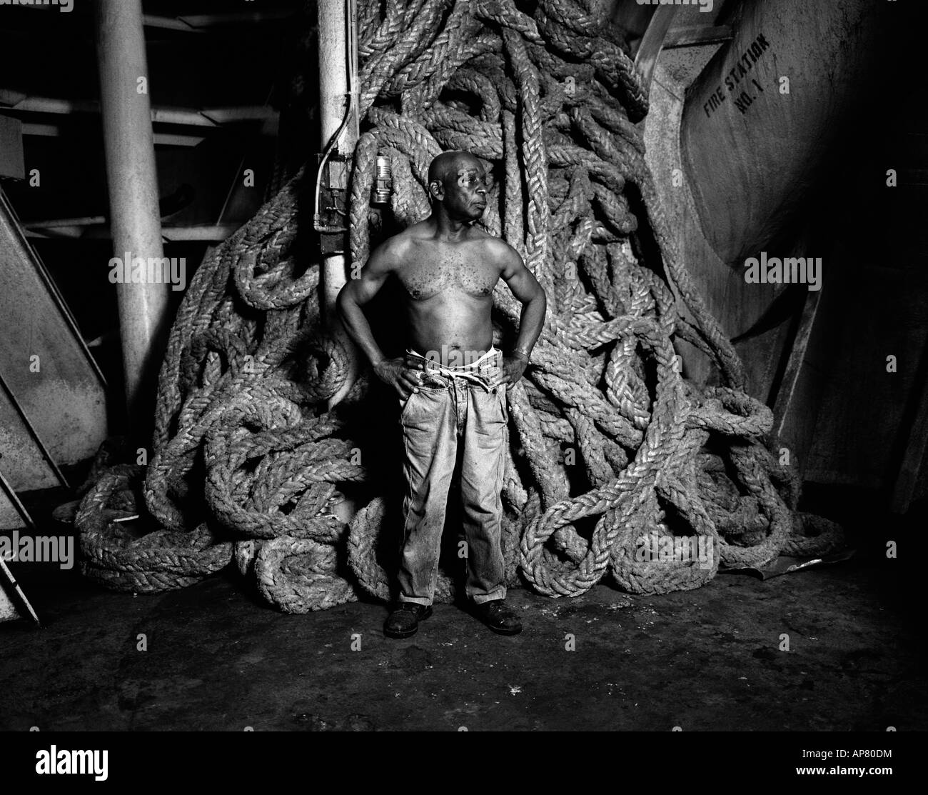 Matrose stehend gegen Seile auf Schiff Stockfotografie - Alamy