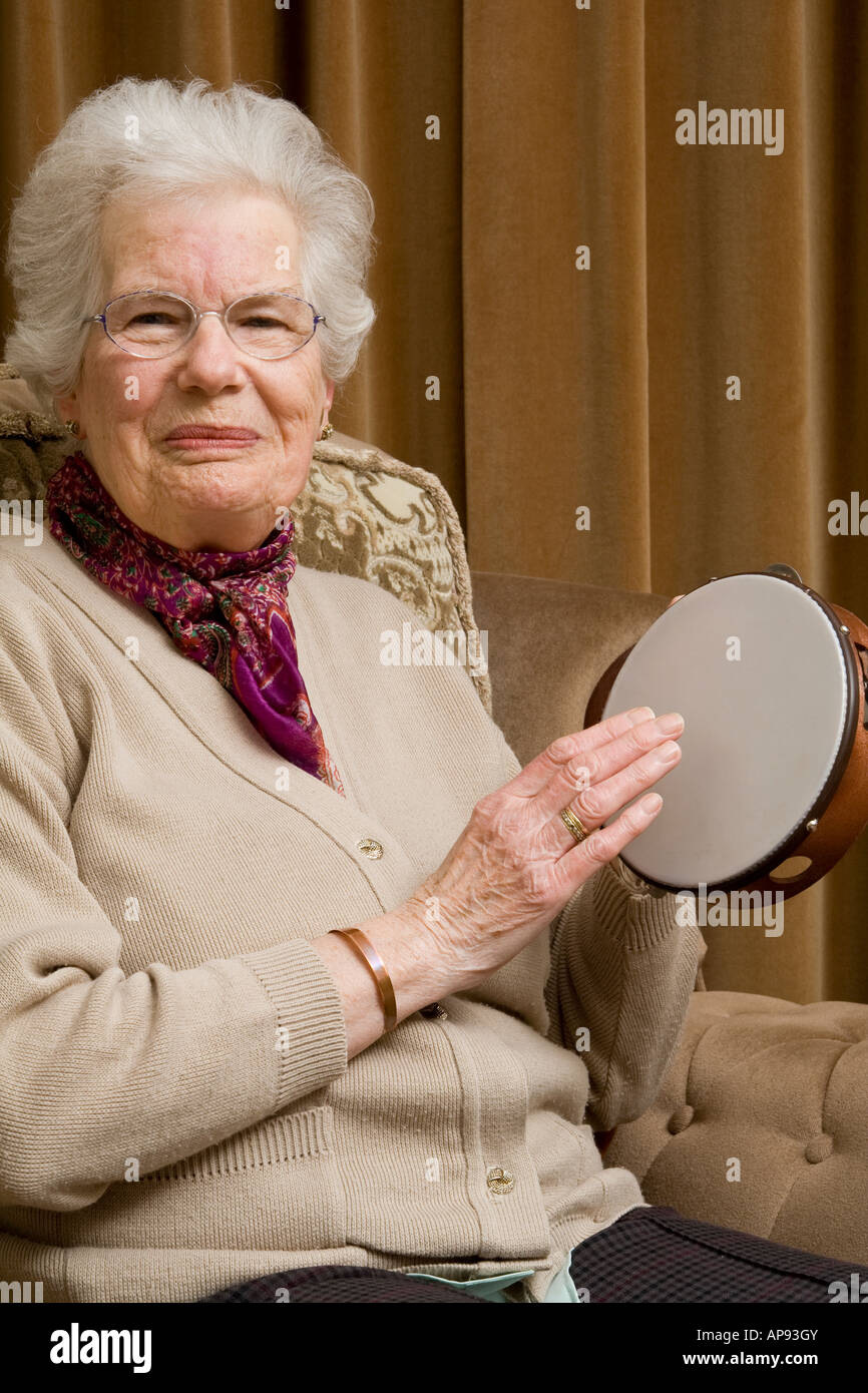 Senior spielt ein tamburin -Fotos und -Bildmaterial in hoher Auflösung ...