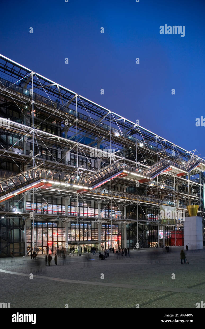 Centre georges pompidou at night -Fotos und -Bildmaterial in hoher ...