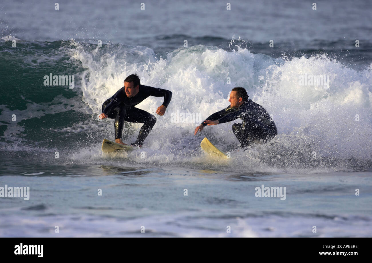 Zwei Surfer Im Meer Stockfotos und -bilder Kaufen - Alamy