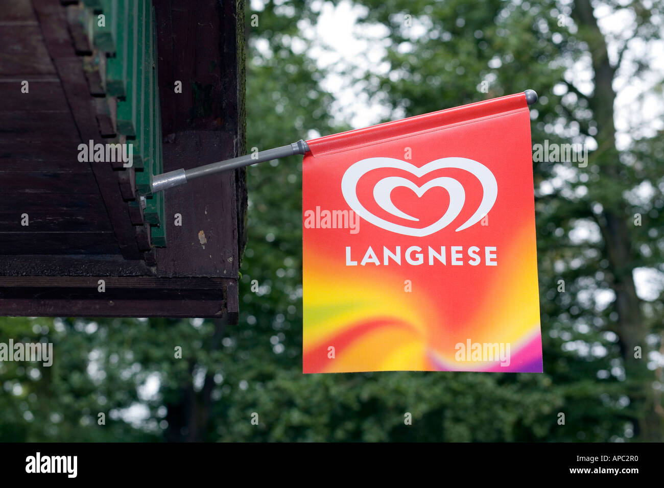 Eine Fahne mit dem Langenese Zeichen Stockfotografie - Alamy