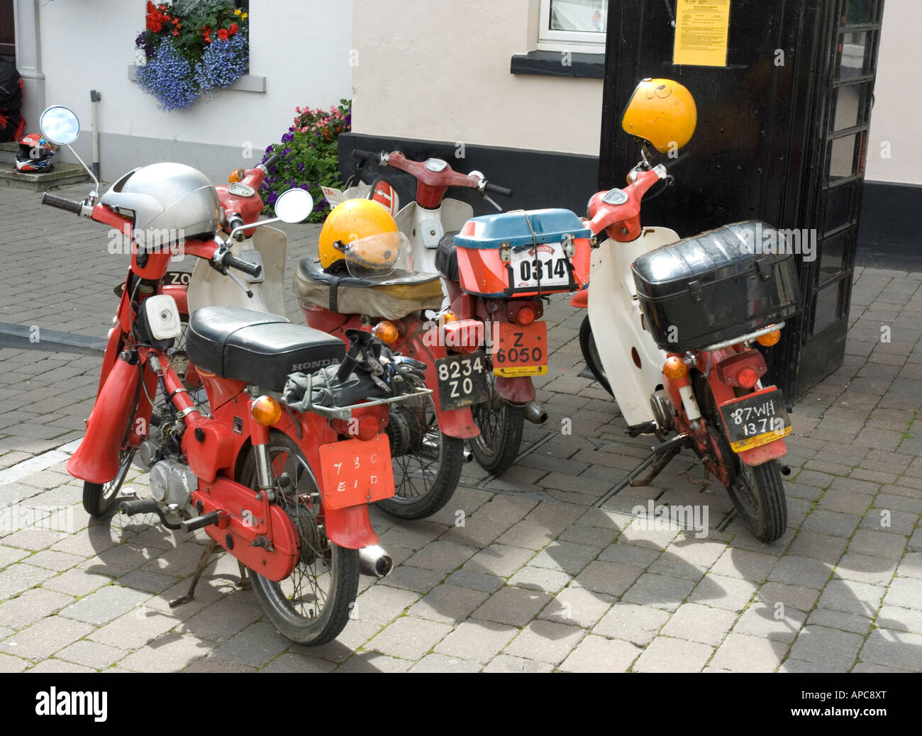 Mopeds aus Osteuropa geparkt in einer Gruppe Stockfotografie - Alamy
