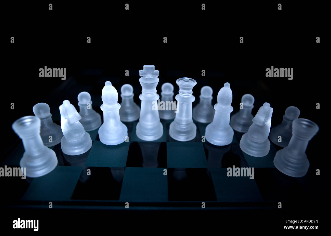 Schach-set schwarz & weiß am Schachtisch Stockfotografie - Alamy
