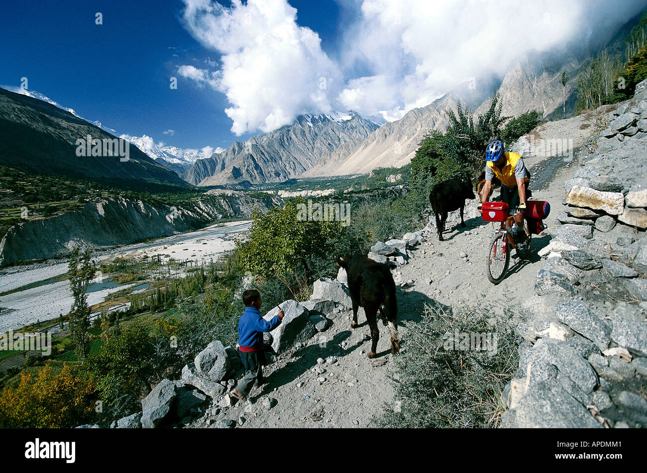 Mountain Biker Und Hirtenknabe in den Bergen, Karakorum Highway, Hunza ...