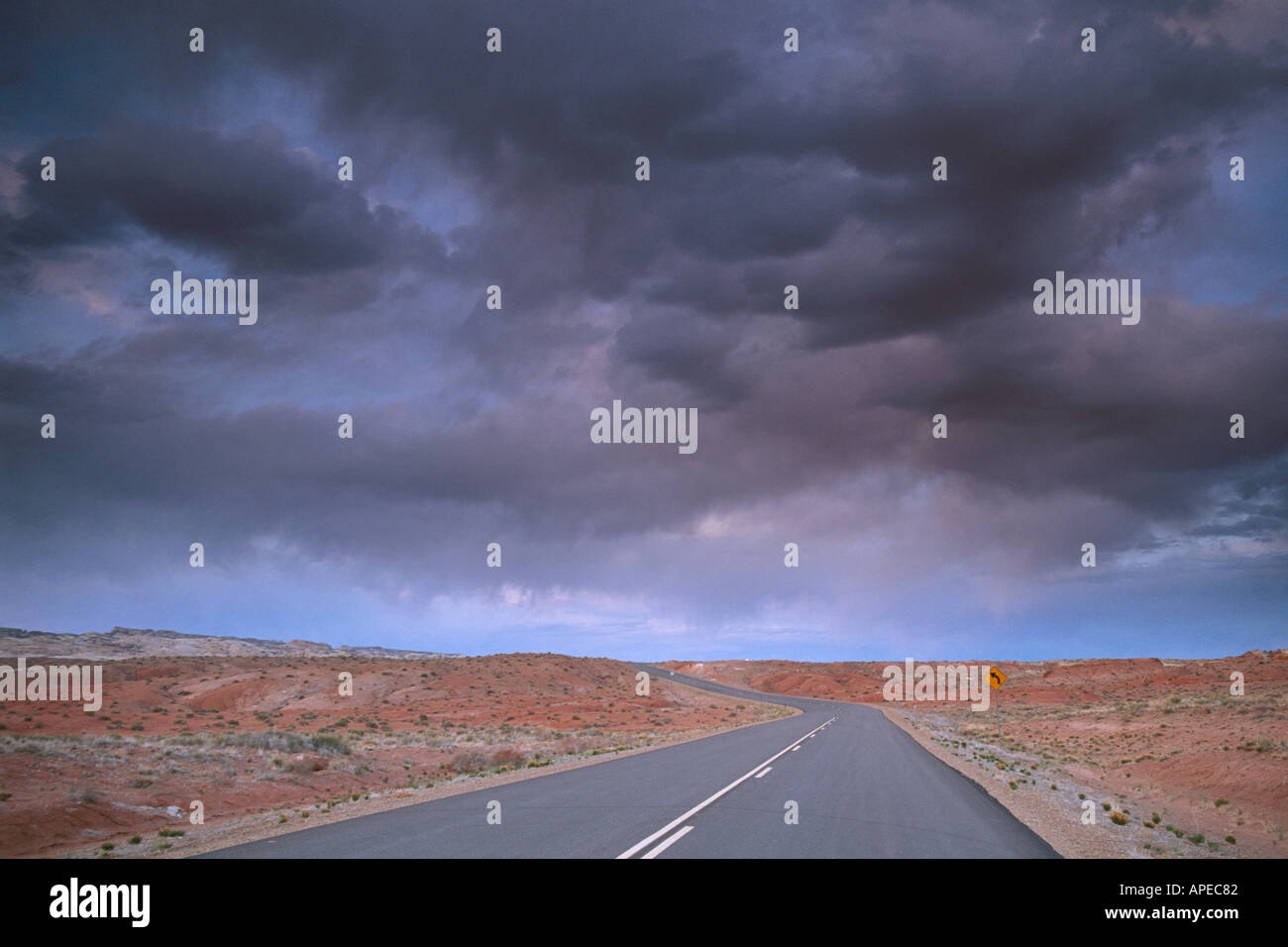 Abends Gewitterwolken über leere Wüste Straße in der Nähe von Goblin ...