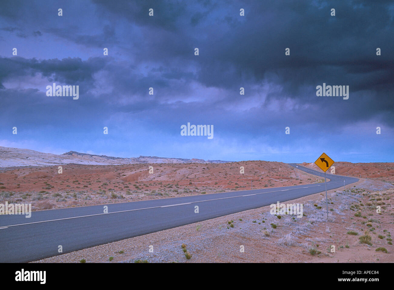 Abends Gewitterwolken über leere Wüste Straße in der Nähe von Goblin ...