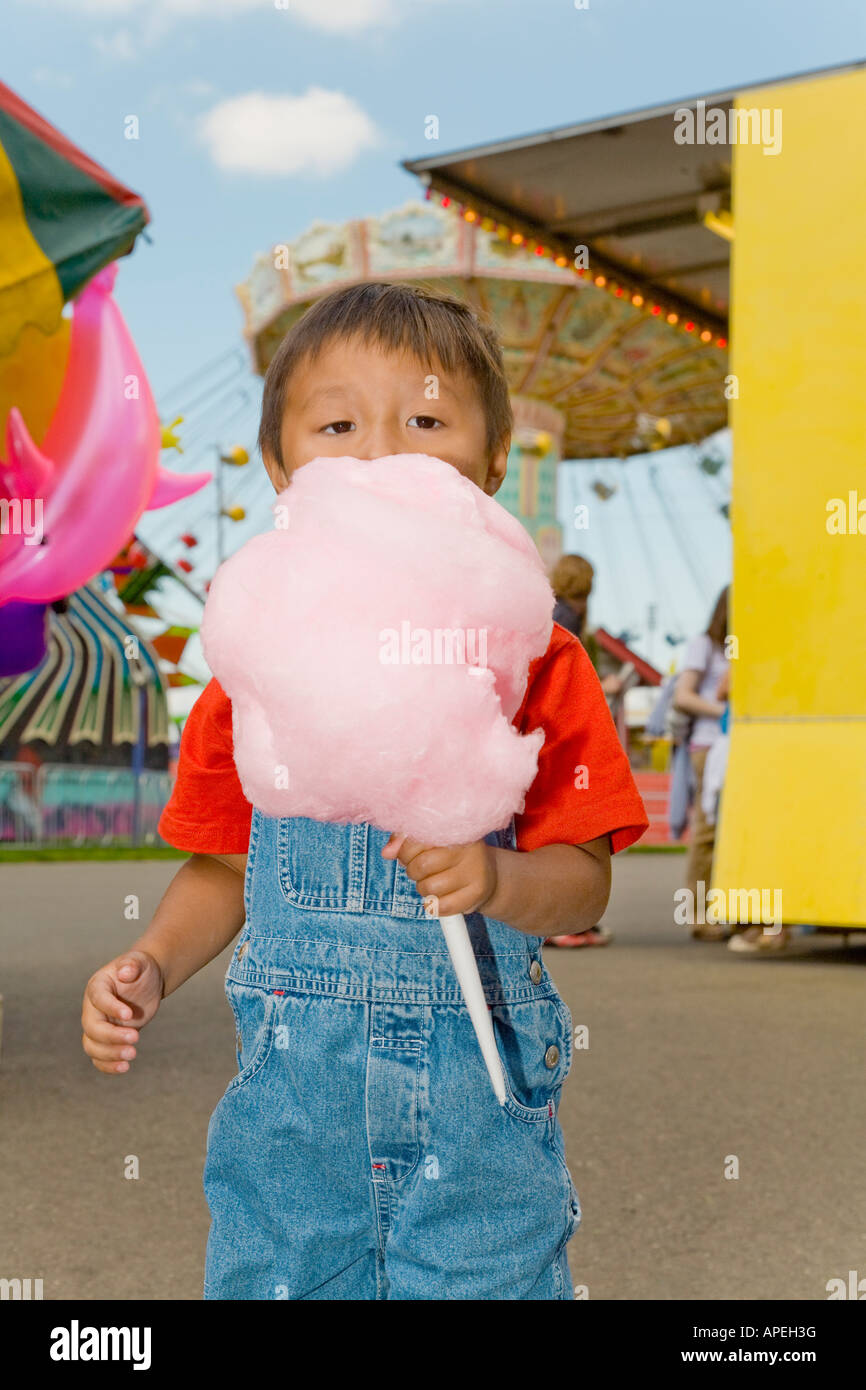 Junge isst zuckerwatte -Fotos und -Bildmaterial in hoher Auflösung – Alamy