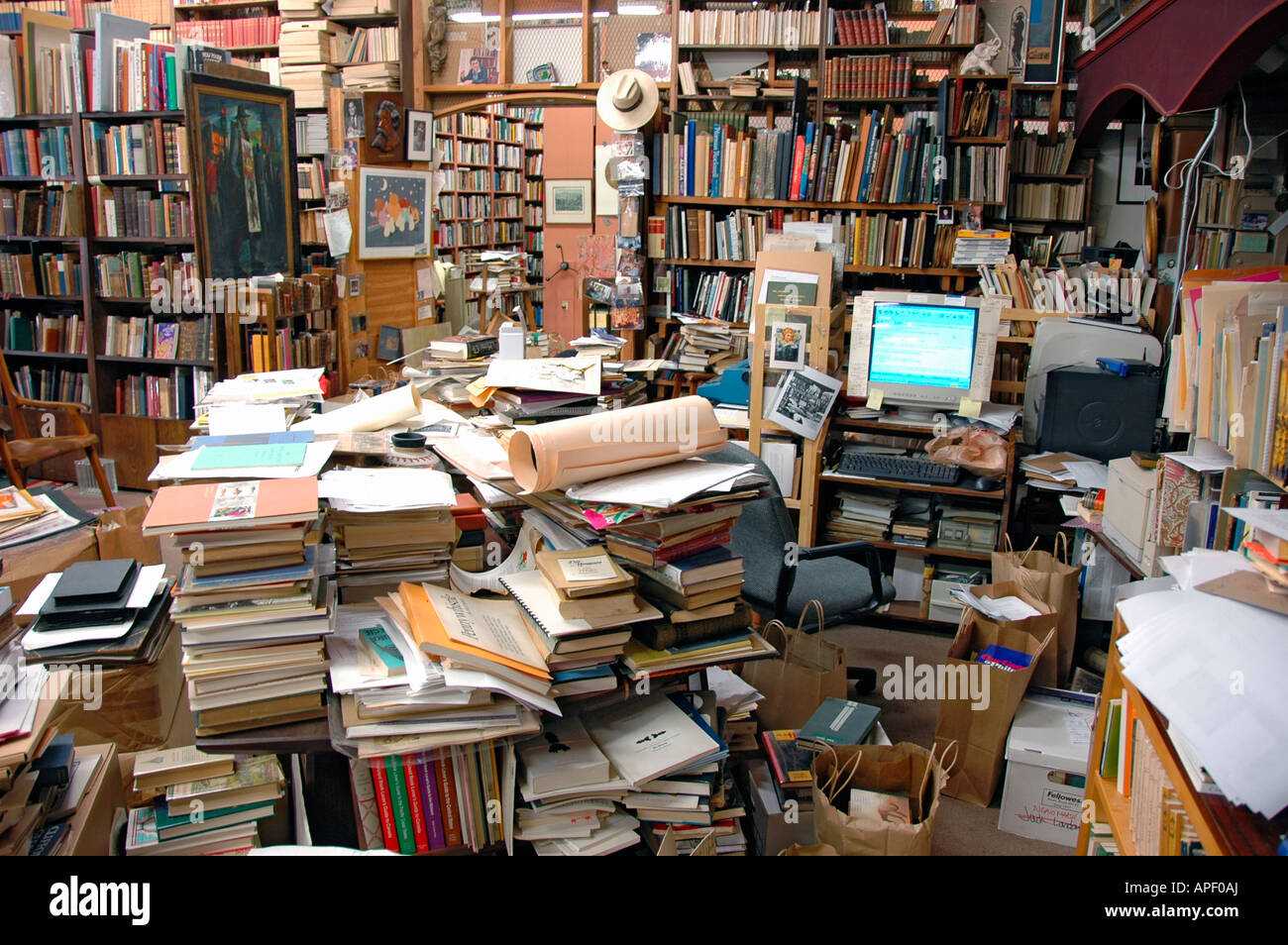 Büro chaos -Fotos und -Bildmaterial in hoher Auflösung – Alamy