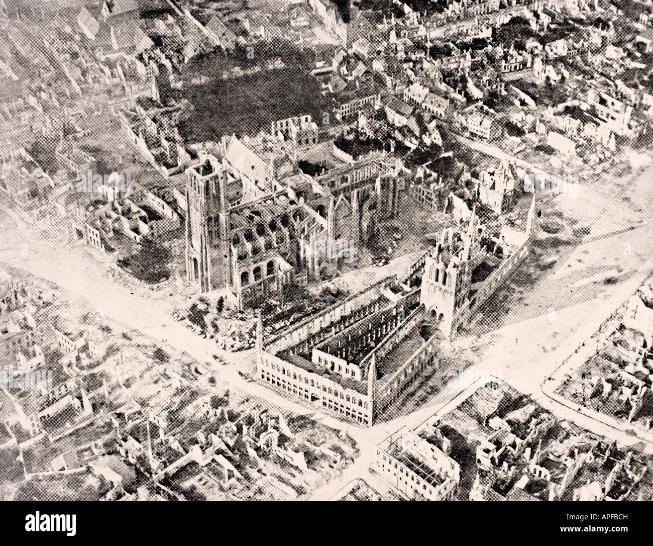 Luftaufnahme von Ypern, Belgien 1915 nach der ersten und zweiten ...