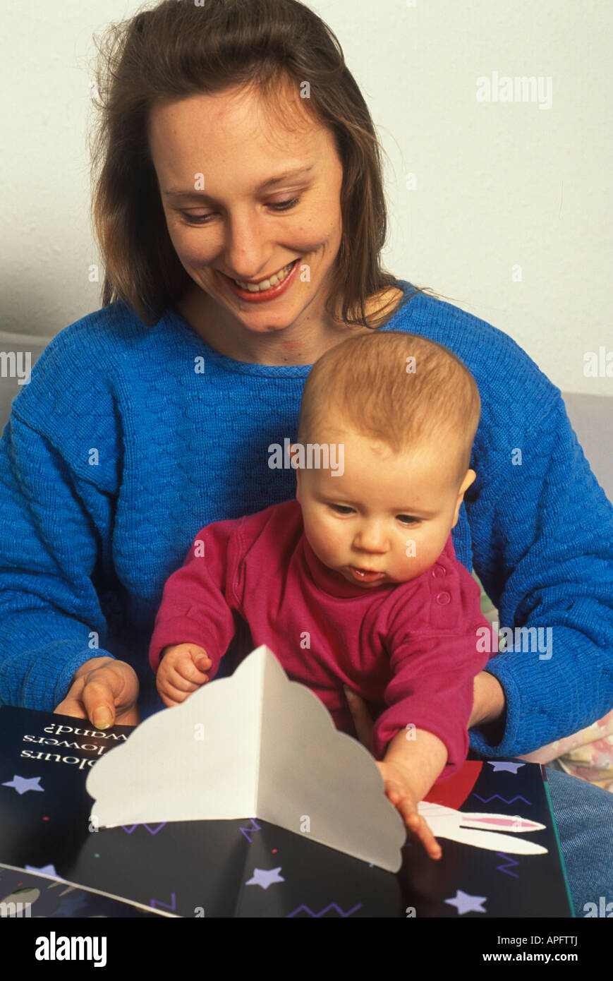Mutter heben kind -Fotos und -Bildmaterial in hoher Auflösung – Alamy