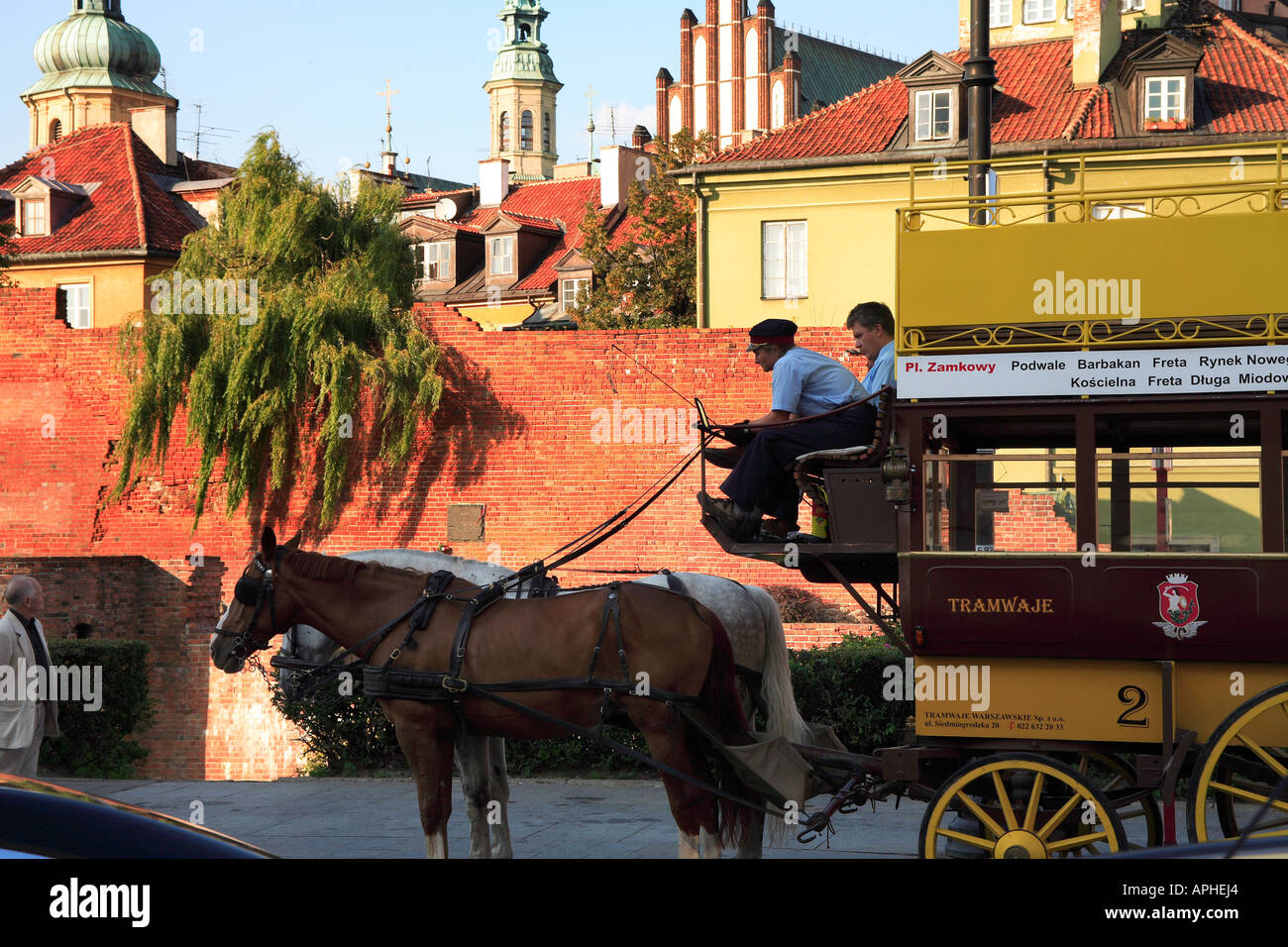 Altstadt und die alte Straßenbahn von Pferden Warschau Polen gezogen Stockfotografie - Alamy