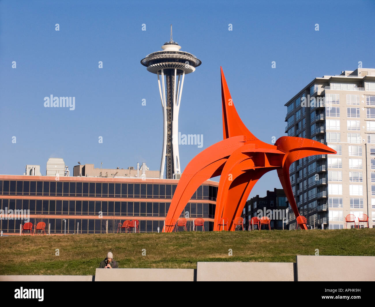 Space Needle und Adler Skulptur Olympic Sculpture Park Seattle ...