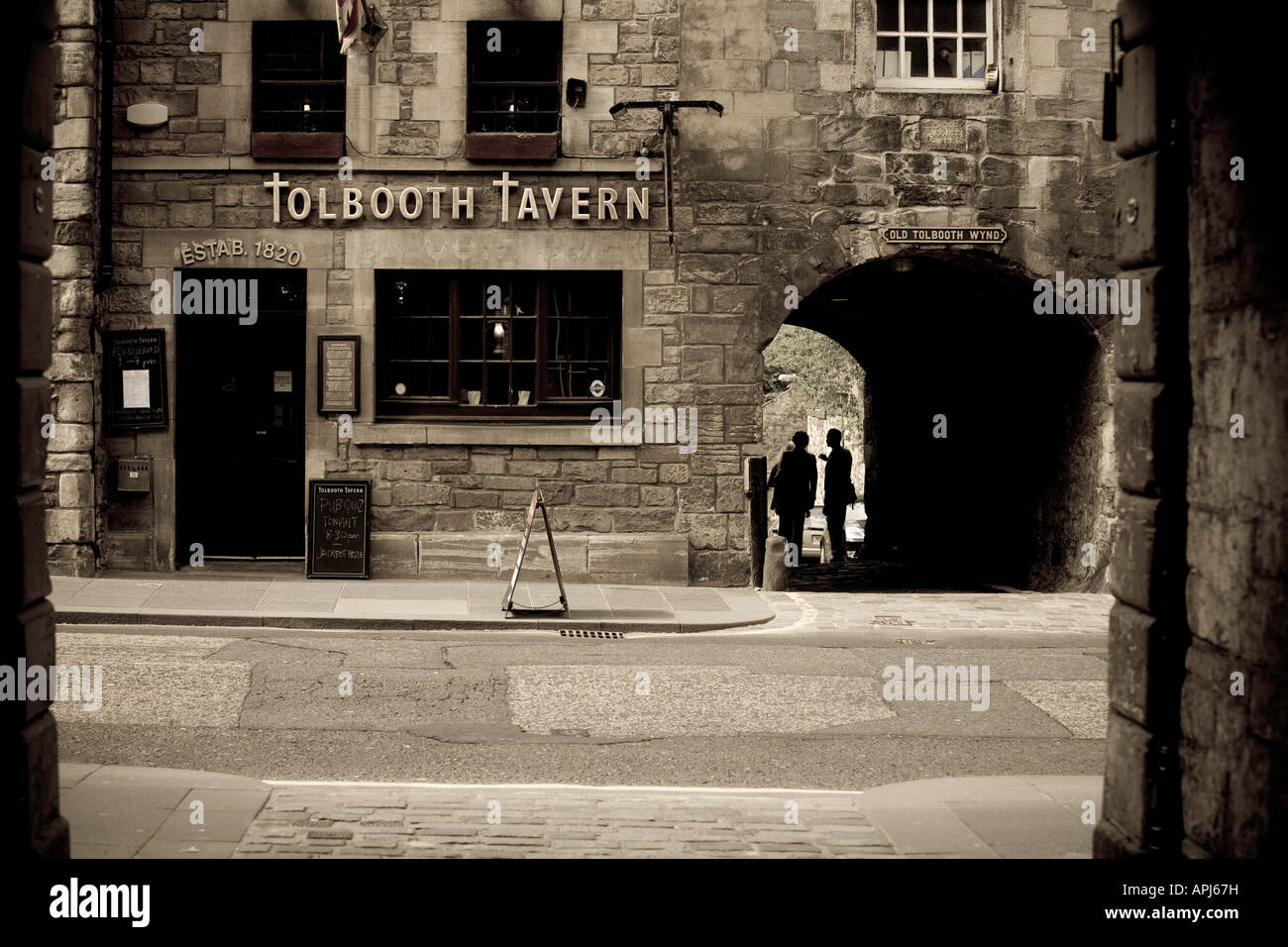 Die Old Tolbooth Tavern in Edinburghs Royal Mile mit zwei Personen in ...