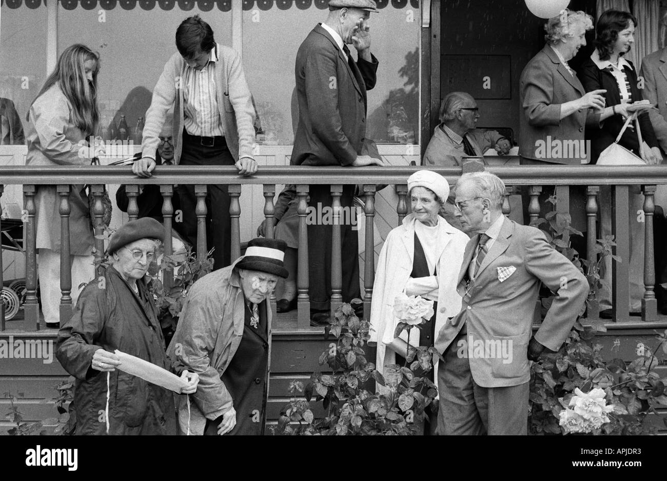 Dorffest im Regen Cirencester Gloucestershire Cotswolds England 1974 ...