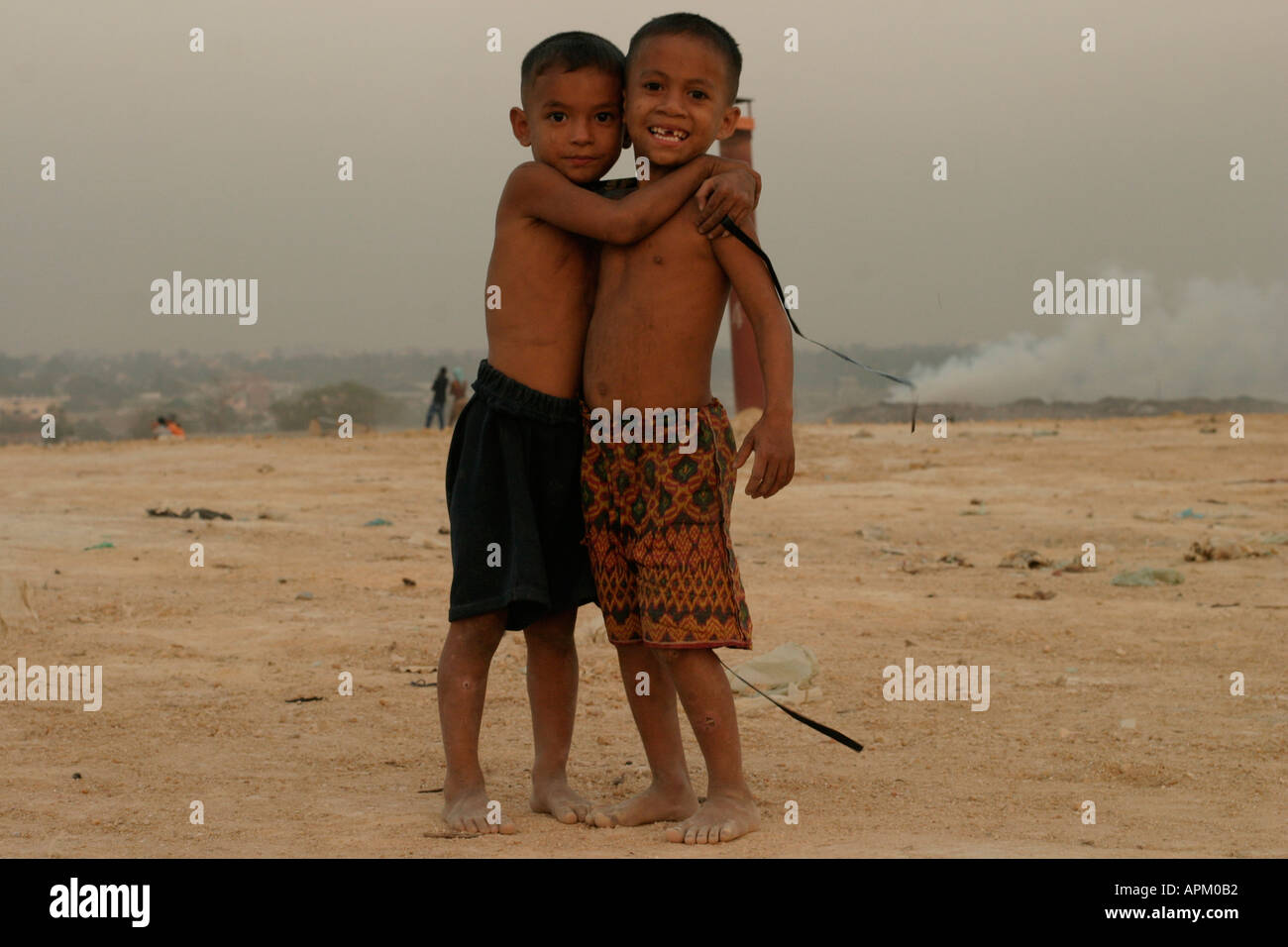 Two young boys hugging other -Fotos und -Bildmaterial in hoher ...