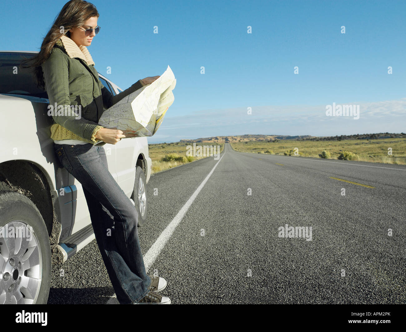 Frau liest Road Map mit dem Auto auf der Autobahn Stockfotografie - Alamy