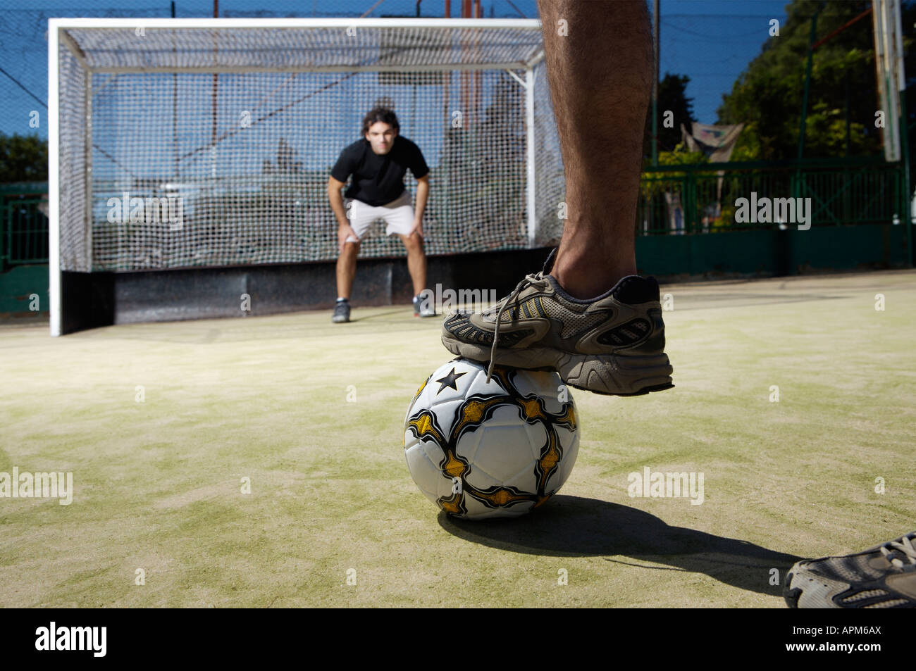 Freunden Fußball spielen Stockfotografie - Alamy