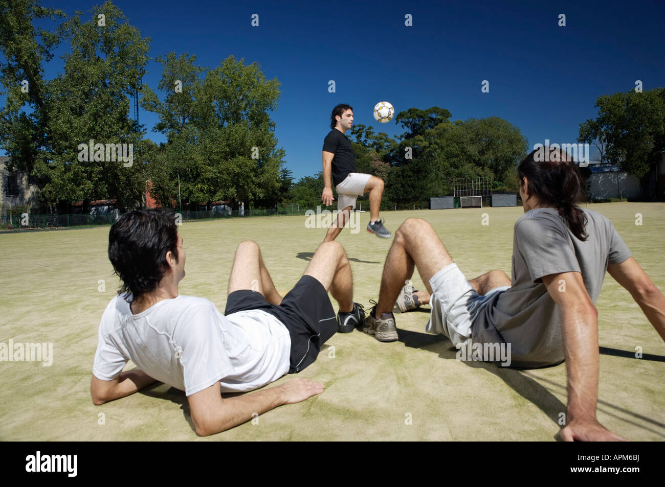 Freunden Fußball spielen Stockfotografie - Alamy
