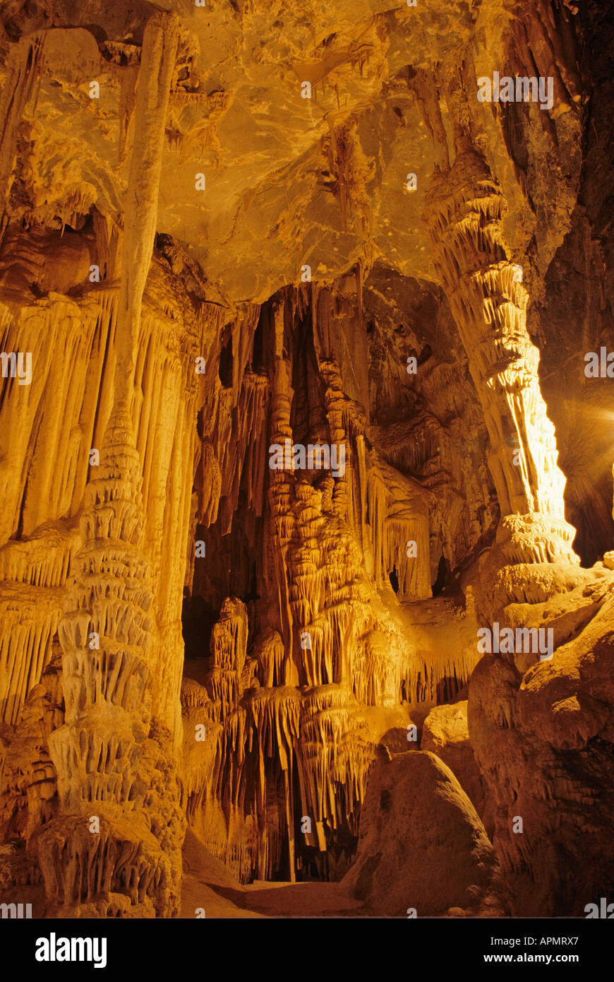 Einige der Stalaktiten und Stalagmiten Formationen in einem der 16 ...