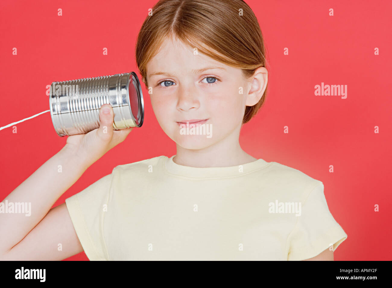 Mädchen mit blechdose telefonieren -Fotos und -Bildmaterial in hoher Auflösung – Alamy