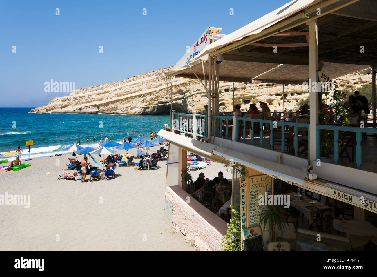 Matala beach crete cafe -Fotos und -Bildmaterial in hoher Auflösung – Alamy