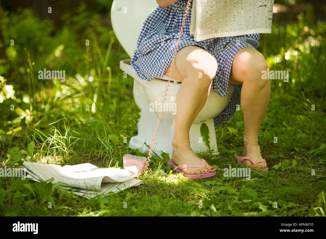 Frau Auf Der Toilette