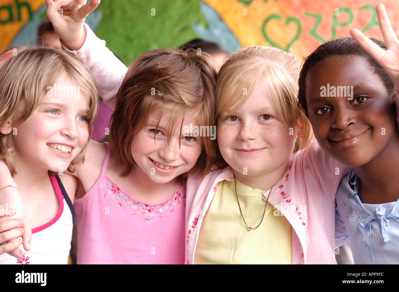 Junior School Kinder spielen auf dem Schulhof Juni 2004 Stockfotografie ...