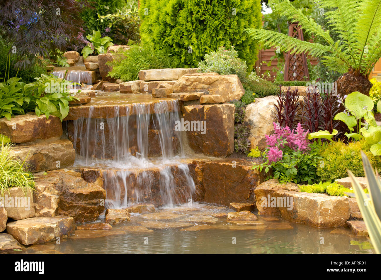 Tatton Flower Show Sandstein Steingarten mit Wasserfall Stockfotografie ...
