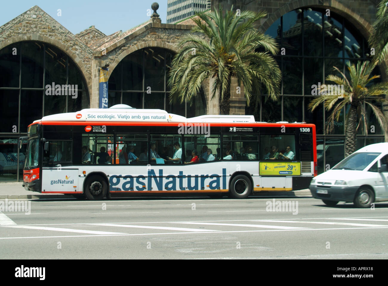 Passagiere sichtbar und sitzen in einem einstöckigen „Gas Natural“-Bus ...