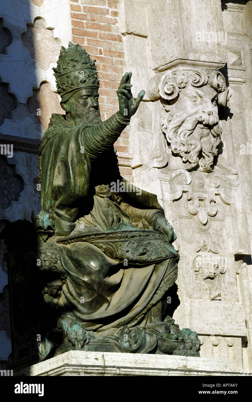 Denkmal von papst julius iii -Fotos und -Bildmaterial in hoher ...